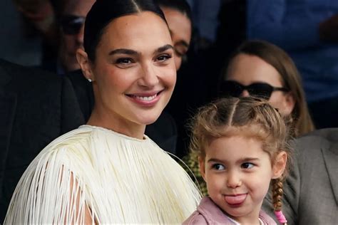 Gal Gadot Heavily Criticized For Kissing Her Daughter On The Lips Not Normal In Any Way Marca