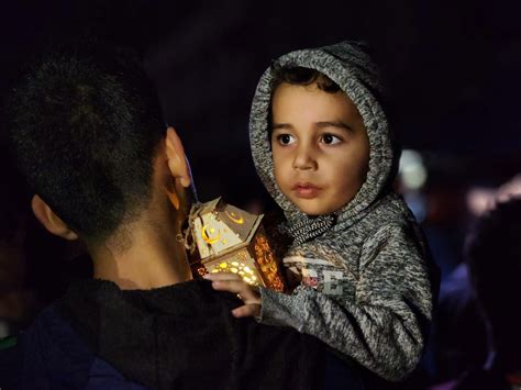 على أنقاض المساجد المدمرة صفوف المصلين في غزة تقيم التراويح البوابة