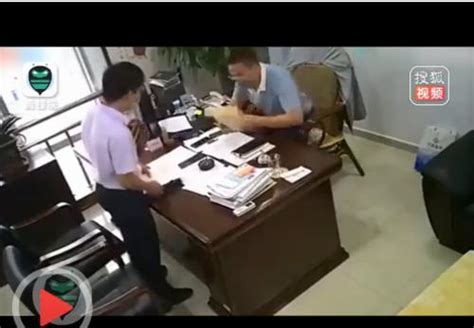 深圳街道干部办公室收礼视频曾被疯传，当事人栽了统计局新浪新闻
