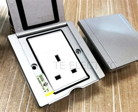 Schneider E228426 13a 3 Pin Switch Socket With Cover Moduline Metal