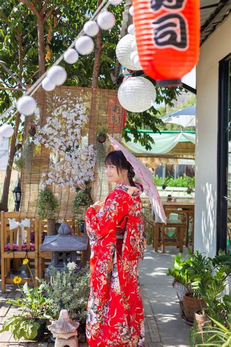 Het Meisje Draagt Een Rode Traditionele Kimono De Nationale Jurk Van