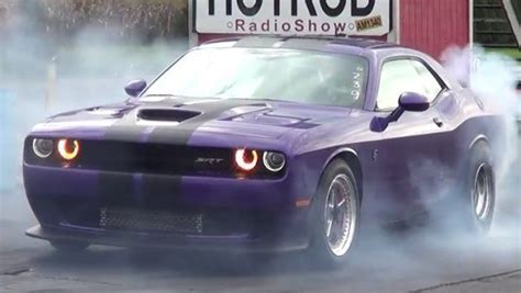 Dodge Challenger Srt Hellcat Goes 940s Without Nitrous Hellcat
