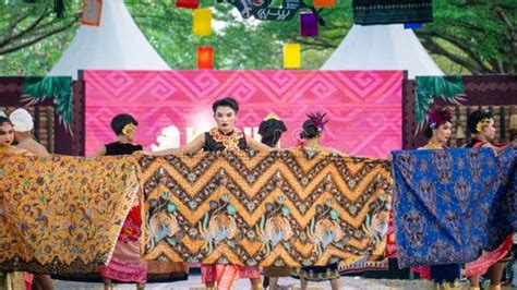 Embran Nawawi At The Second Kediri Fashion Batik Festival Kadhiri Tutur Wikara In Indonesia