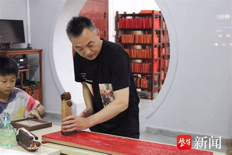 非遗传承人给孩子们上了堂沉浸式雕版印刷课技艺活动李华俊