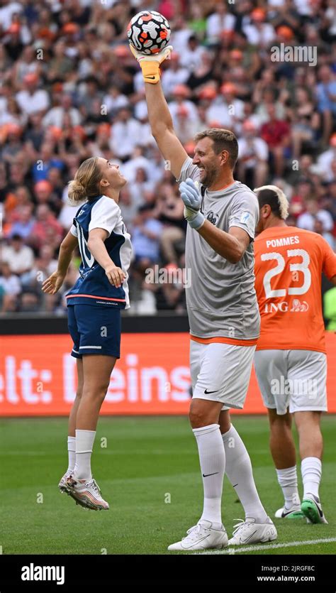 24 August 2022 Hessen Frankfurtmain Dirk Nowitzki R Grabs The