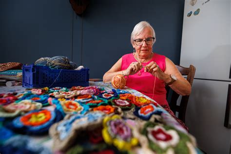 Diny 72 Uit Marknesse Haakt Bloemetjes Voor Nop Een Klein Gebaar Dat