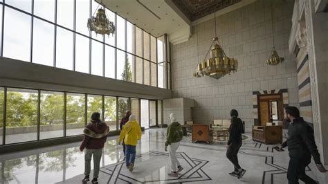 Syrians Explore Ousted Assads Damascus Home Bashar Al Assad Syria News