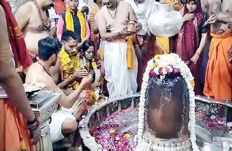 अक्षर पटेल पत्नी मेहा के साथ पहुंचे महाकाल मंदिर भस्म आरती में लिया बाबा का आशीर्वाद Aaj Samaaj