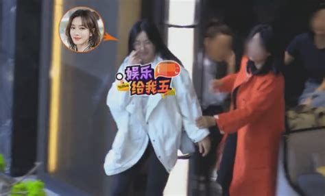 秦岚素颜现身酒店皮肤超好会面中年男士疑似相亲 搜狐大视野 搜狐新闻