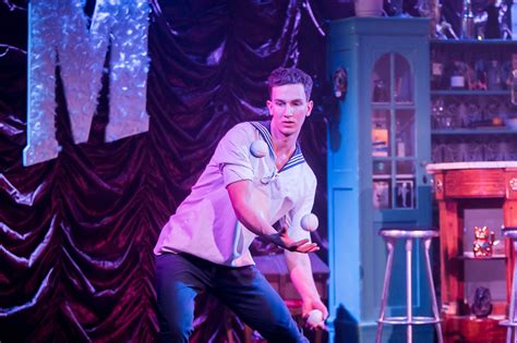 Jongleur Der In Jungen Jahren Zwei Weltrekorde Aufgestellt Hat