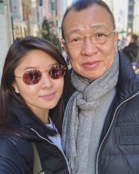 許紹雄26歲愛女激罕晒泳裝！新婚人妻禾稈冚珍珠 豐滿身材勁養眼 星島日報