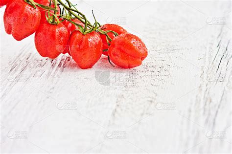 质朴的桌子上，树枝上的圣女果