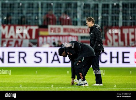 Vincent Kompany Trainer Fc Bayern Mnchen Fhlt Den Rasen Whrend Der Platzbegehung Christoph