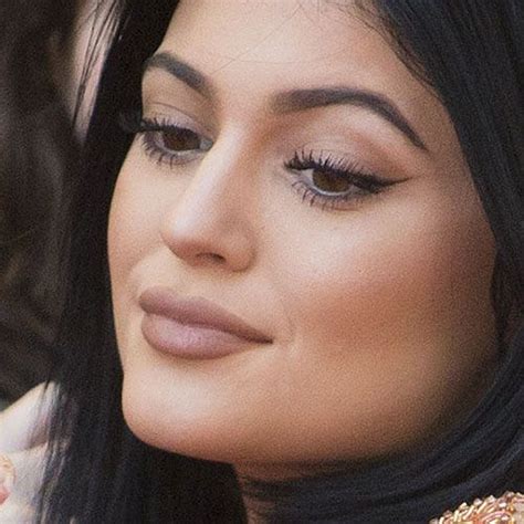 Kylie Jenner Makeup Nude Eyeshadow Taupe Eyeshadow And Nude Lipstick