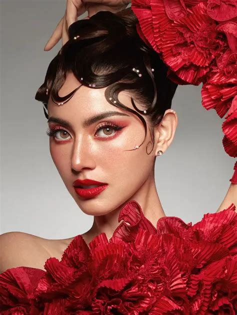 10 Potret Penuh Pesona Davika Hoorne Dimakeup Full Dan Bold Cantiknya