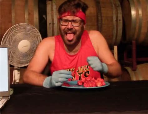 कनाडा के माइक जैक ने बनाया गिनीज़ वर्ल्ड रिकॉर्ड 6 मिनट 49 20 सेकंड्स में खाई 50 सबसे तीखी मिर्चें