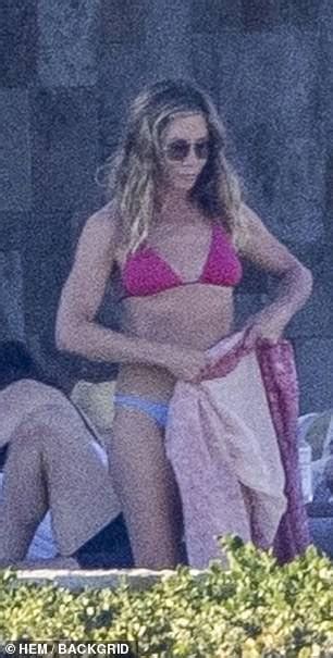 Jennifer Aniston 55 Shows Off Incredible Body In String Bikini On