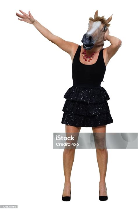 말 의상을 입고 흰색 배경 앞에 서있는 라틴 아메리카와 히스패닉 민족 여성 20 29세에 대한 스톡 사진 및 기타 이미지 20 29세 25 29세 검정 머리 Istock