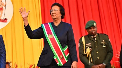 Presidentiële Sjerp Ontworpen Door Modeontwerpster Stomp