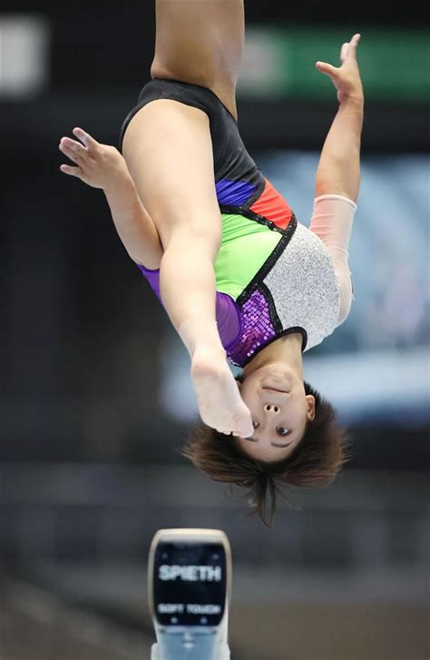 【体操全日本選手権第3日】女子決勝で段違い平行棒の演技をする村上茉愛＝17日、高崎アリーナ（代表撮影） 体操 体操選手 体操競技