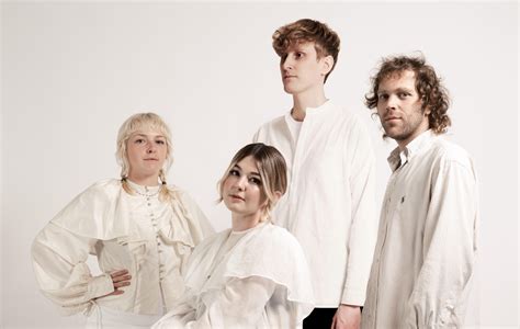 Yumi Zouma Artists
