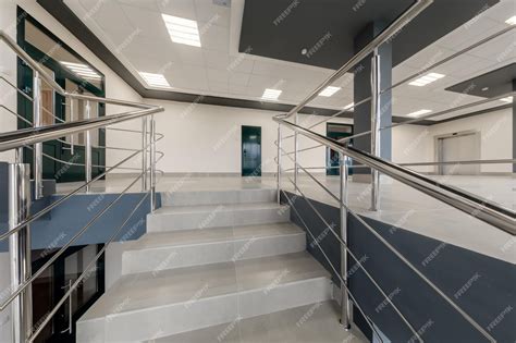 Escaleras De Emergencia Y Escaleras De Salida De Evacuación En Una