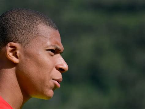 Khám Phá Những Khoảnh Khắc Hài Hước Qua Bộ ảnh Chế Kylian Mbappé