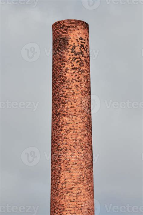 Antiga Chaminé De Fábrica De Tijolos No Fundo Do Céu Cinza Close Up