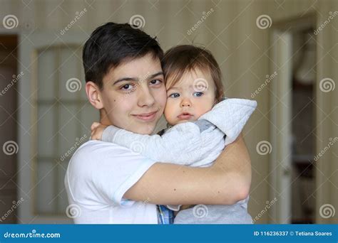 Ragazzo Felice Delladolescente E Suo Il Fratello Piccolo Sveglio Che