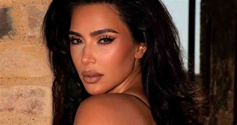 Kim Kardashian Posa De Biquíni Para Ensaio Ousado E Deixa Fãs Babando