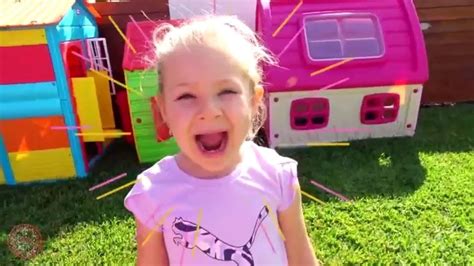 ديانا وروما يتظاهران بلعب لعبة التسلق مع ألعاب النشاط 0r Youtube