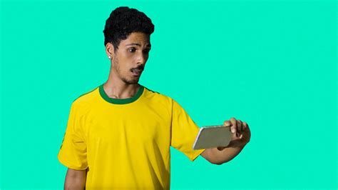 균일 한 Loking 모바일 카메라와 남성 검은 운동 선수 컬러 의 색된 Fabcric 배경에 고립 된 스포츠맨 텍스트 공간입니다 30 34세에 대한 스톡 사진 및 기타