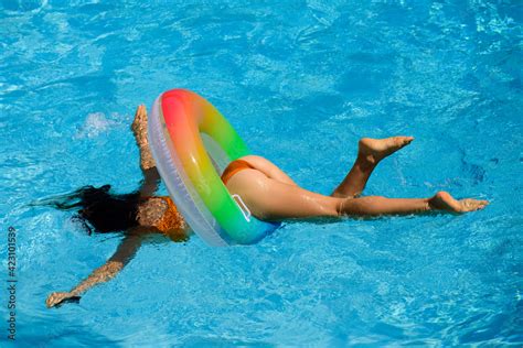 Foto De Sexy Summer Vacation Gorgeous Young Woman Posing In Bikini
