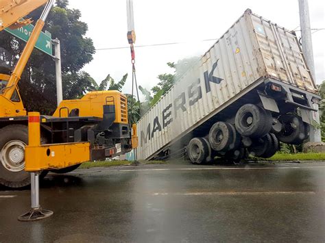 16 Wheeler Truck Nahulog Sa Gilid Ng Kalsada Sa Kahabaan Ng Slex