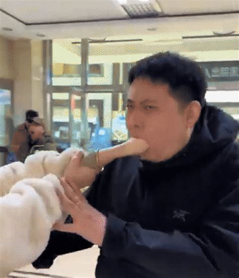 Cô Gái Nhập Viện Khẩn Cấp Vì Bàn Tay Bị Mắc Kẹt Trong Mồm Bạn Trai