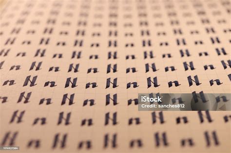 워크 시트를 작성하는 문자 연습 필기 기호 채우기 패턴입니다 서예 문자 N 학습 기술 종이 페이지 서예 문자 N 배경입니다 0명에 대한 스톡 사진 및 기타 이미지 Istock