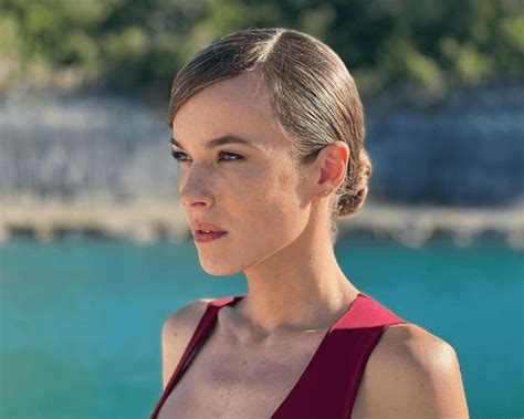 French Actress Elodie Fontan Resemblances Natalie Portman With New Hairstyle Europeans24