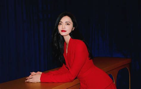 姚晨穿红色套裙优雅干练 妆容精致御姐范十足 搜狐大视野 搜狐新闻