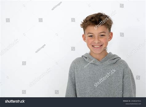 Cooler Junger 12 Jähriger Junge Mit Grauem Stockfoto 2548167011