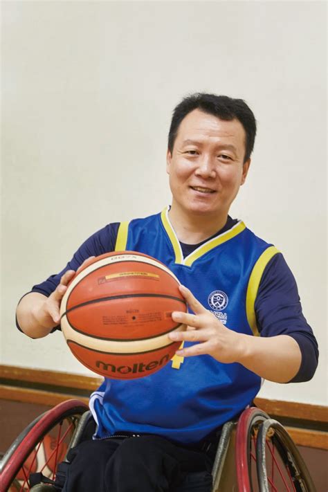 장애인 휠체어 농구단 선수에게 경기용 휠체어를 선물하다