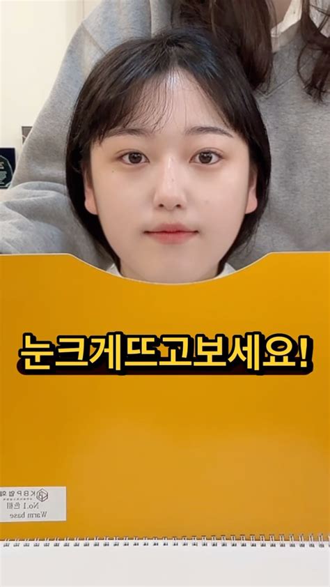 분당서현미용실 원장 보정 퍼스널 컬러 진단으로 나만의 매력을 발견하세요 오늘은 청색 💙vs 탁색 🖤의 차이를 확인해봤어요 맑고 선명한 청색은 얼굴을 밝고 생기 있게