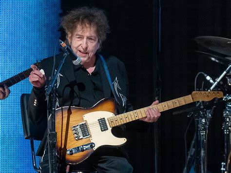 Watch Bob Dylan Wows In Rare Electric Guitar Set Backed By The