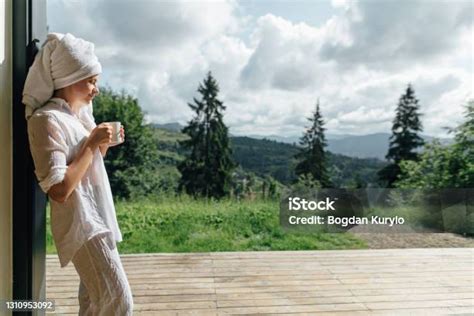 산 언덕에서 커피 한 잔과 함께 화창한 아침을 즐기는 아름다운 여성 고요함 텍스트 공간 관광에 대한 스톡 사진 및 기타 이미지 관광 관광 리조트 관광객 Istock