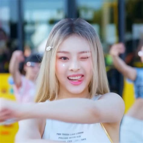 Newjeans Hanni 하니 Hannis Newjeans • Instagram Photos And Videos