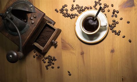 과거할머니의 오래 된 빈티지 레트로 그 라인 더 원두 커피와 블랙 커피 나무 배경 색상에서 복사 공간에 커피 콩 최고 전망의 컵에서 이야기 가루로 빻은에 대한 스톡 사진 및