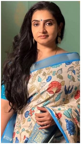 Photo புடவையை விட்டு டவுசருக்கு மாறிய சுஜிதா… உச்சுகொட்டி ரசிக்கும்