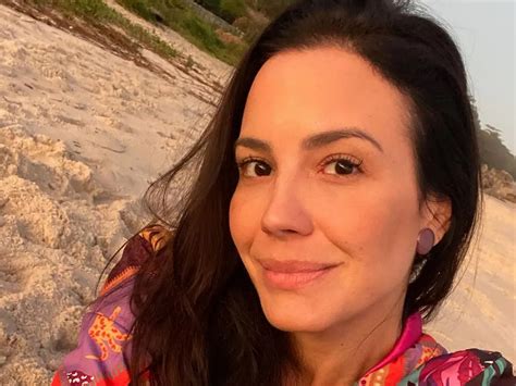 Juliana Knust Surge De Biquíni Na Praia E Corpo De ‘boneca Impressiona