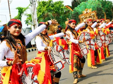 Kesenian Ebeg Identitas Migran Banyumas Di Jakarta Tagar