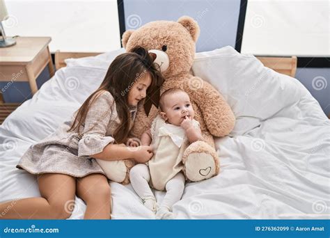 Hermano Y Hermana Sonrientes Confiados Acostados En La Cama En El