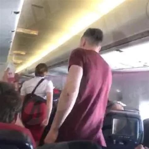 La descubrieron teniendo sexo en el baño del avión y la línea aérea tomó una drástica decisión